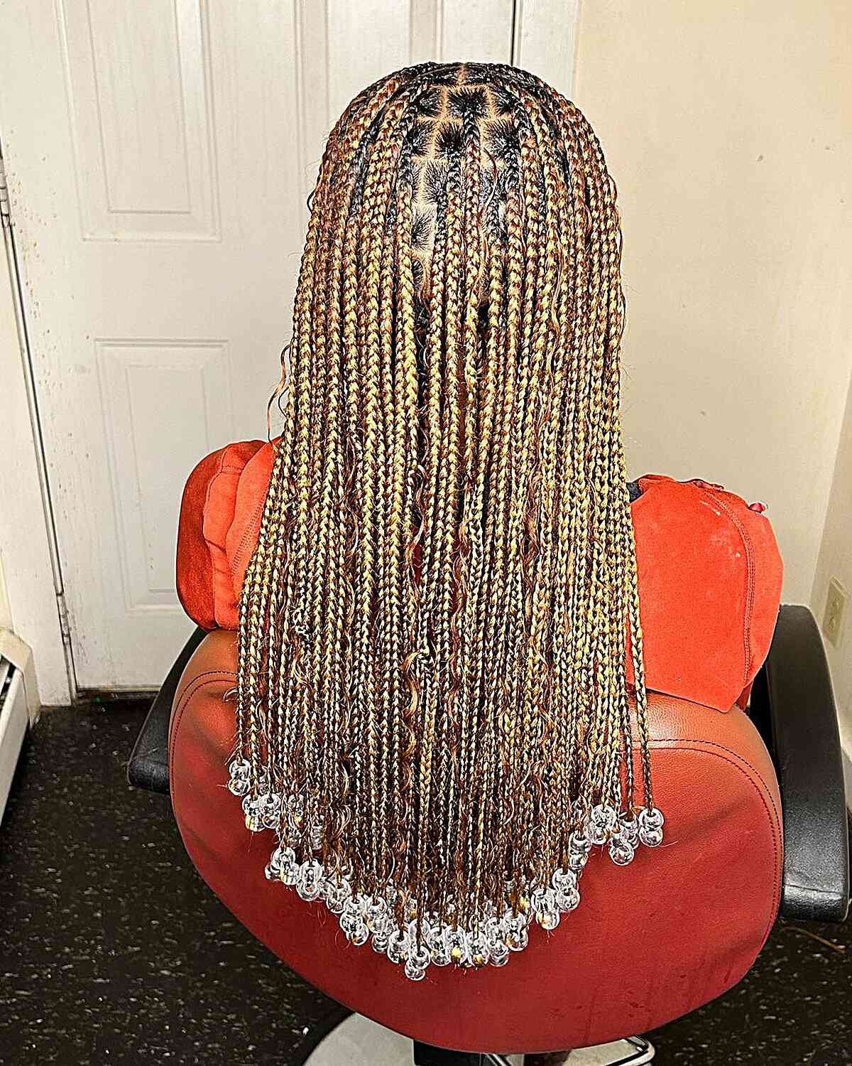 35 Trendy Knotless Braids with Beads for a Chic Look