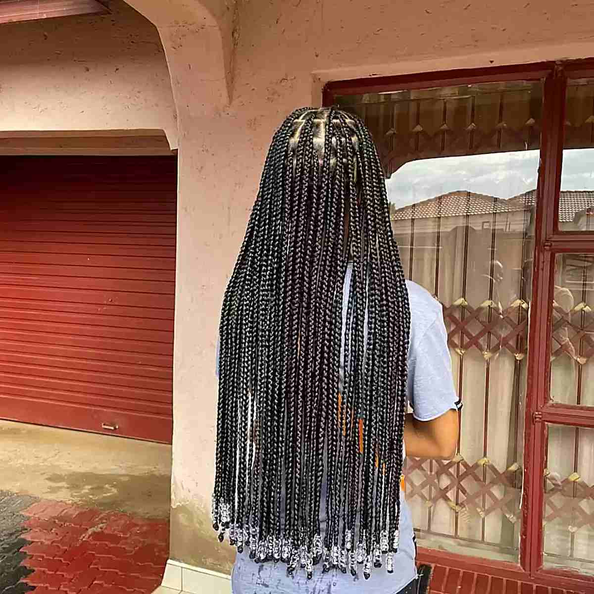 35 Trendy Knotless Braids with Beads for a Chic Look